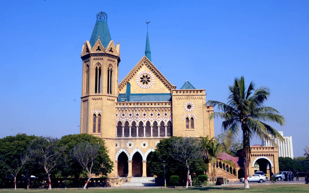 Reading Culture in Karachi: Libraries, Book Markets & KLF | Zameen Blog