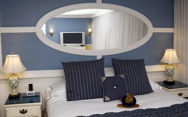 8 Ways to Use Mirrors to Make Your Home Look Bigger | Zameen Blog