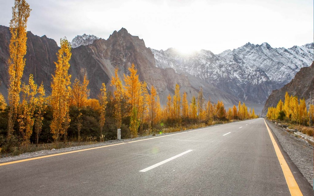 A Guide on Karakoram Highway - The 8th Wonder of the World | Zameen Blog