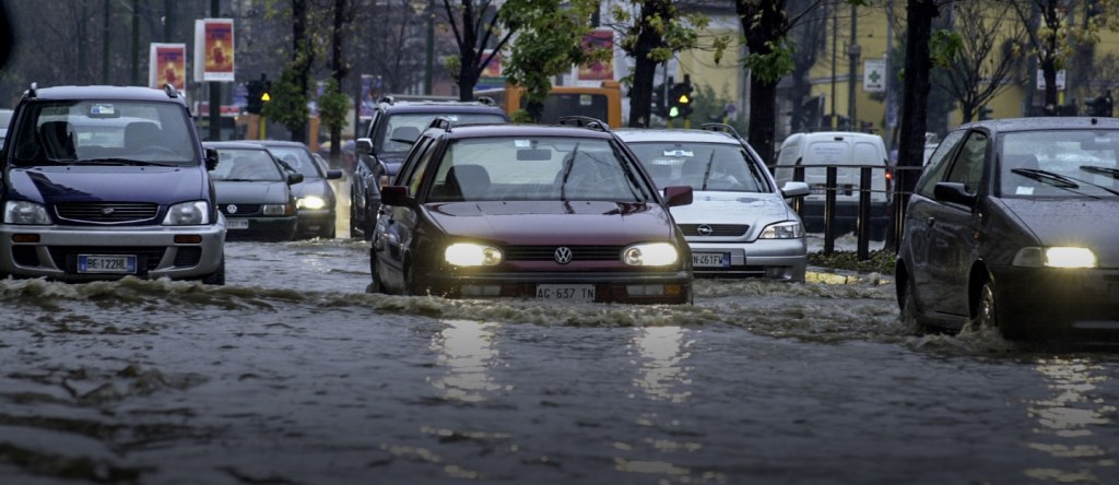 Safety Tips to Follow While Driving in the Rain | Zameen Blog