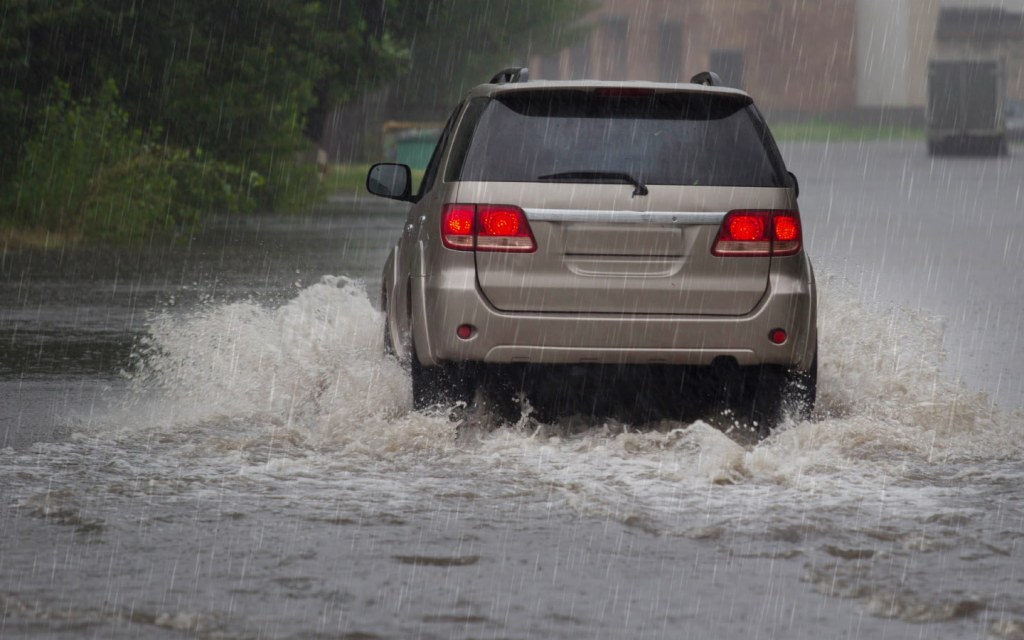 Safety Tips to Follow While Driving in the Rain | Zameen Blog