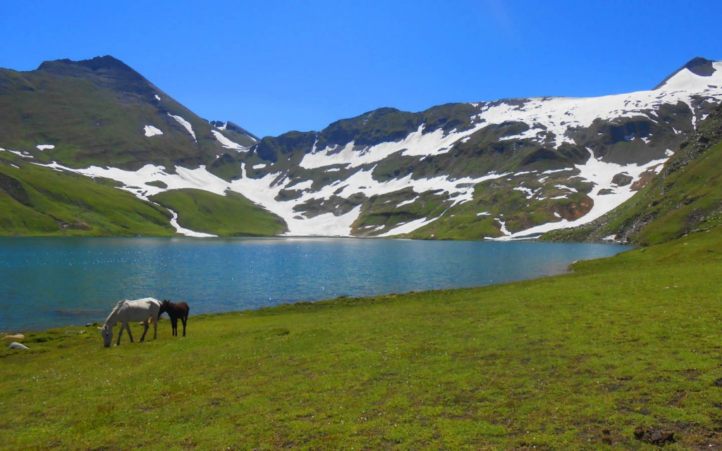 15 of the Most Beautiful Lakes in Pakistan | Zameen Blog