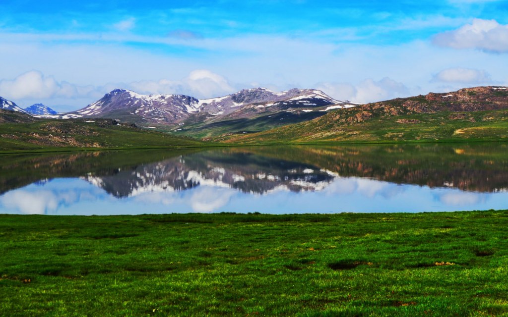 15 of the Most Beautiful Lakes in Pakistan | Zameen Blog