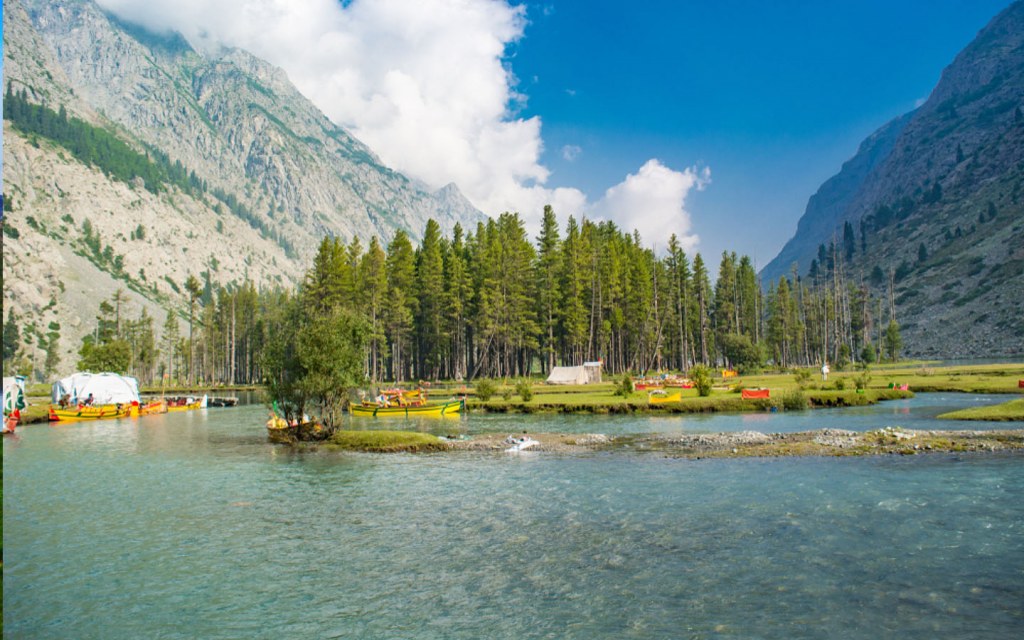 15 of the Most Beautiful Lakes in Pakistan | Zameen Blog