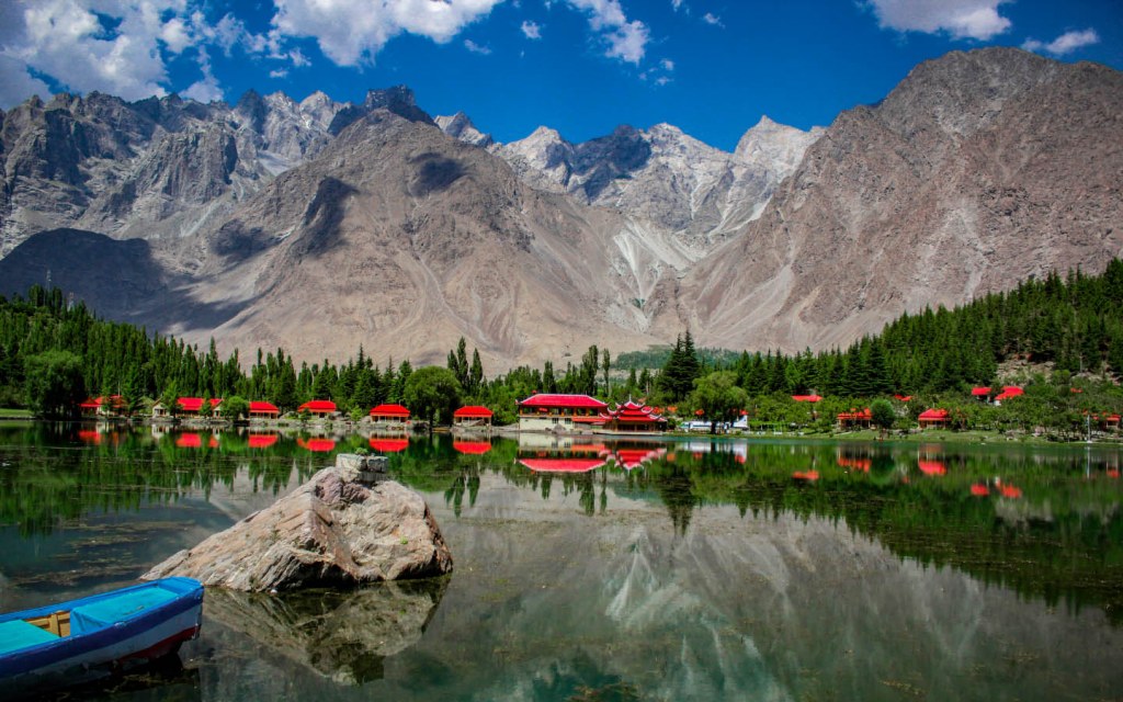 15 of the Most Beautiful Lakes in Pakistan | Zameen Blog
