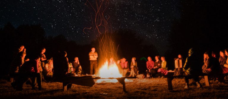 How to Set up a Bonfire Party this Winter Season | Zameen Blog
