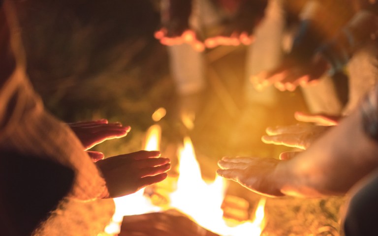 How to Set up a Bonfire Party this Winter Season | Zameen Blog