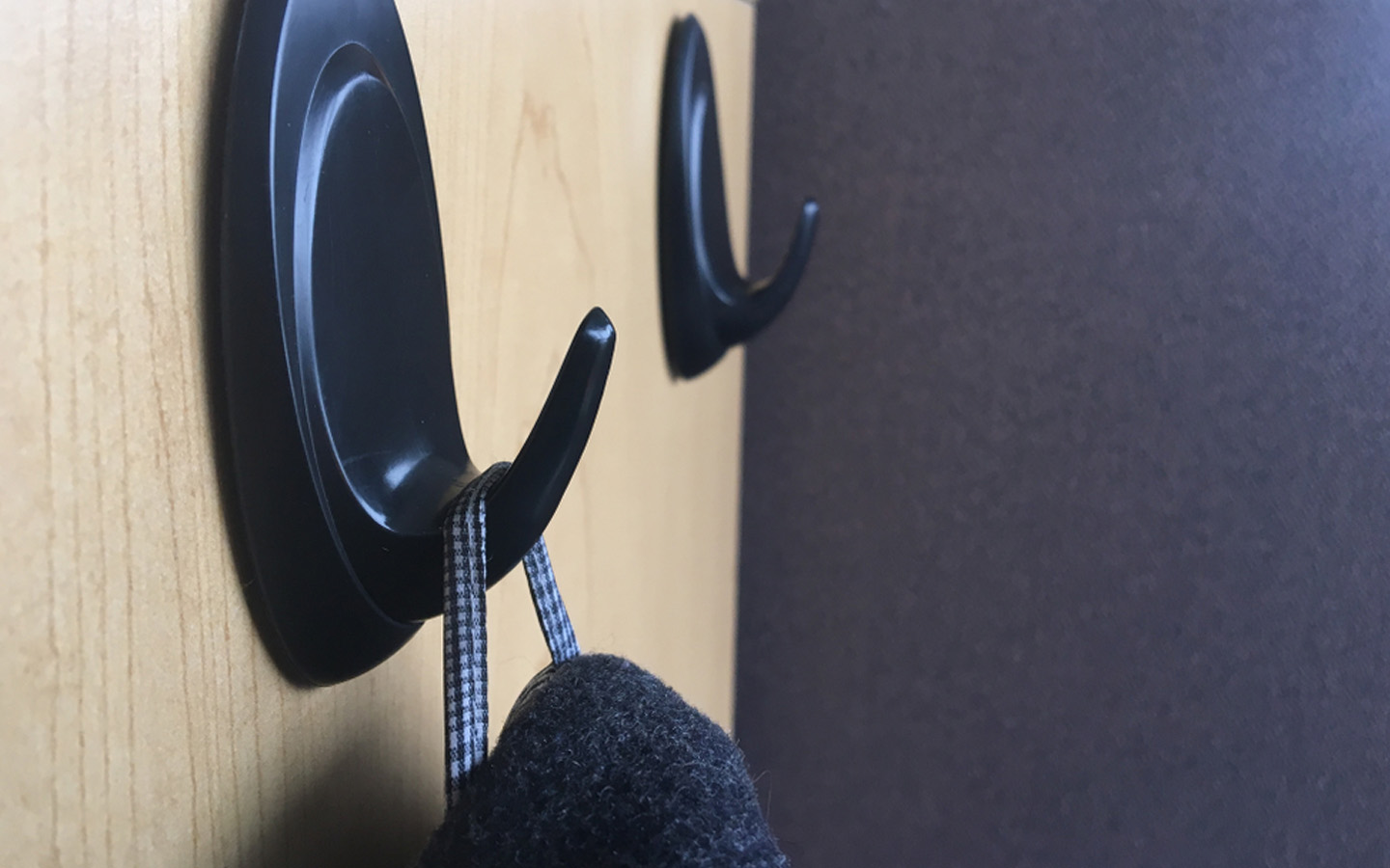 Best Ideas to Hang Things on Walls Without Using Nails | Zameen Blog