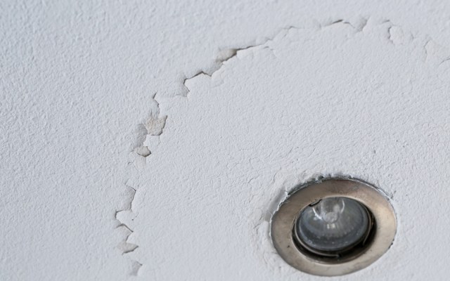How to Fix Cracks in the Ceiling | Zameen Blog