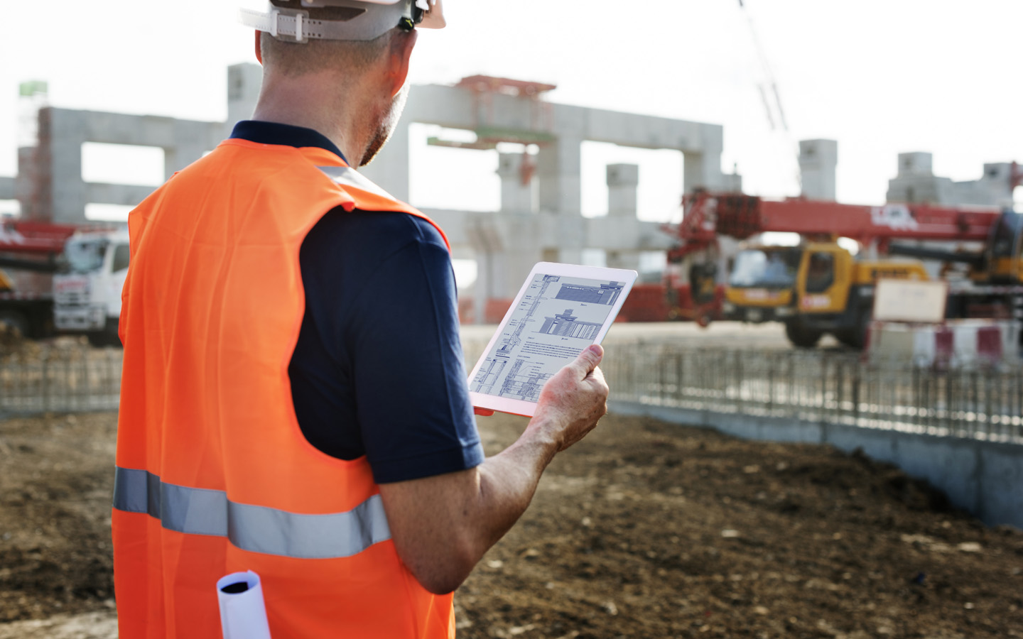 Difference Between Architects and Contractors | Zameen Blog
