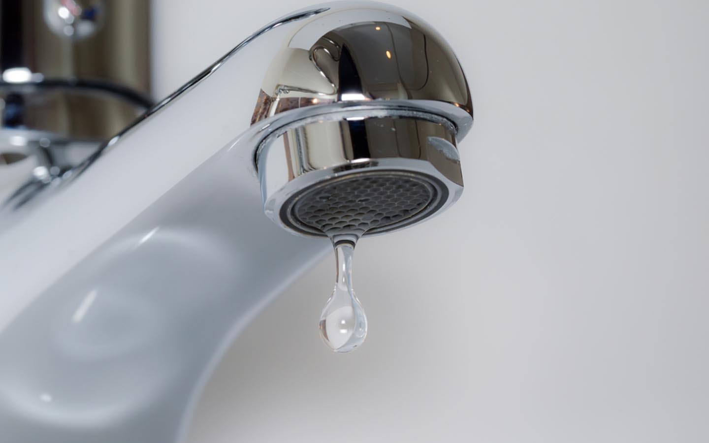 Step-By-Step Guide on How to Fix Leaky Faucets | Zameen Blog