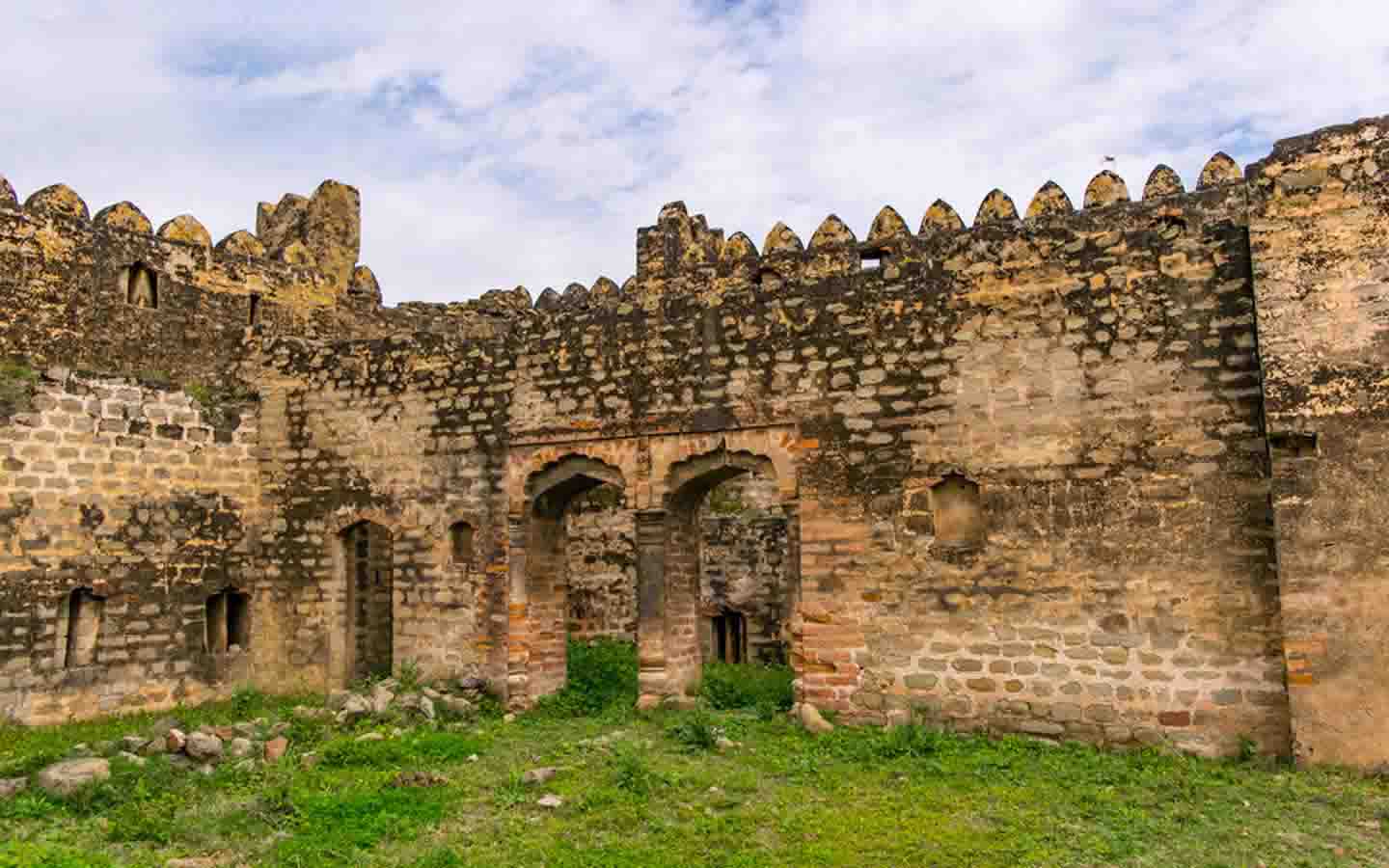 A Guide to Visiting Ramkot Fort in Azad Kashmir | Zameen Blog