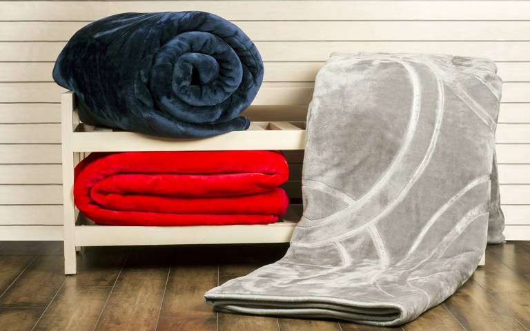 How to Choose the Best Blankets for Your Bedroom | Zameen Blog
