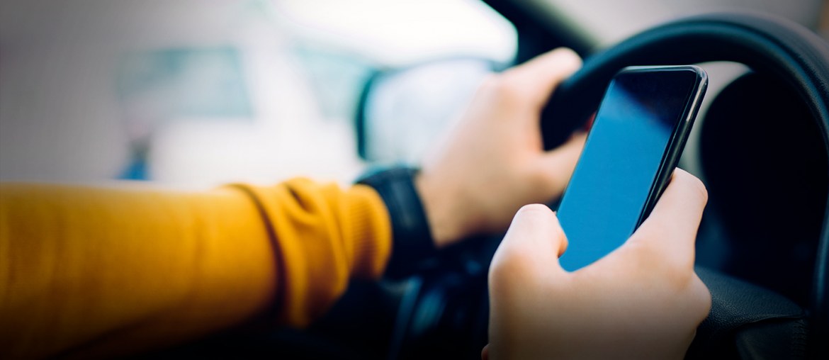 Using A Cellphone While Driving: Dangers of Distracted Driving | Zameen Blog