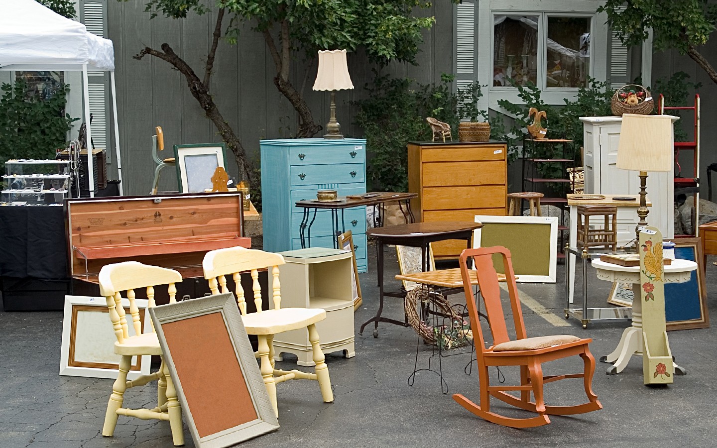 How to Sell Everything in Your House Before Moving | Zameen Blog